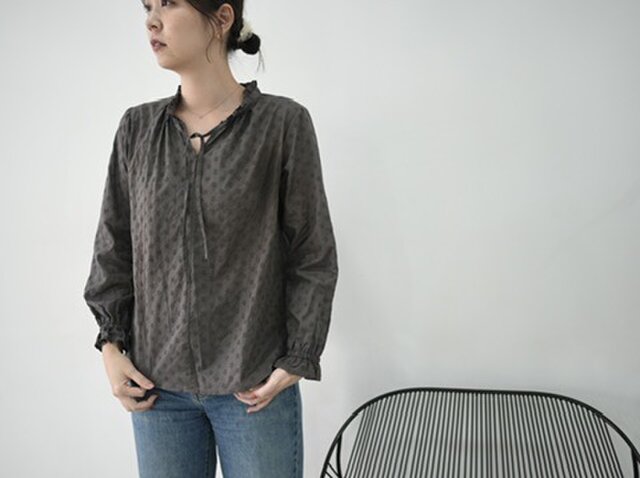 コットンレースのフリルネックブラウス グレー No.341 | iichi 日々の暮らしを心地よくするハンドメイドやアンティークのマーケットプレイス