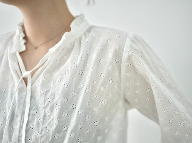 コットンレースのフリルネックブラウス ホワイト No.341 | iichi 日々の暮らしを心地よくするハンドメイドやアンティークのマーケットプレイス