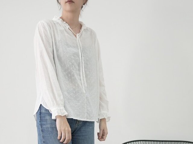 コットンレースのフリルネックブラウス ホワイト No.341 | iichi 日々の暮らしを心地よくするハンドメイドやアンティークのマーケットプレイス