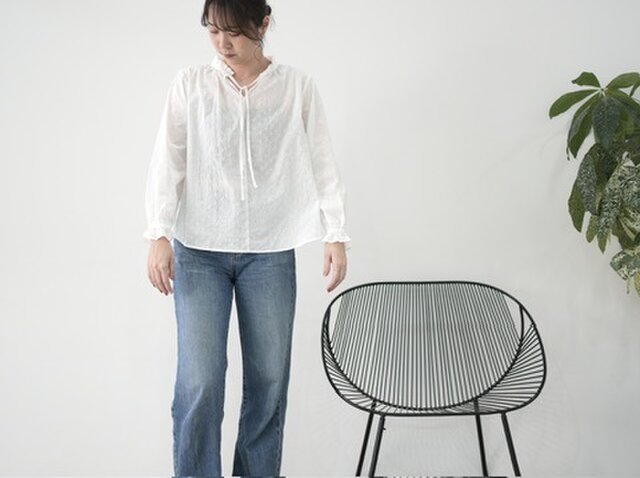 コットンレースのフリルネックブラウス ホワイト No.341 | iichi 日々の暮らしを心地よくするハンドメイドやアンティークのマーケットプレイス