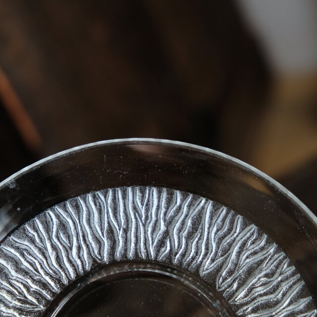 素敵な文様 プレスガラス中皿 古民家 古道具 暮らしに。クリア・透明 昭和後期 | iichi 日々の暮らしを心地よくするハンドメイドやアンティークのマーケットプレイス