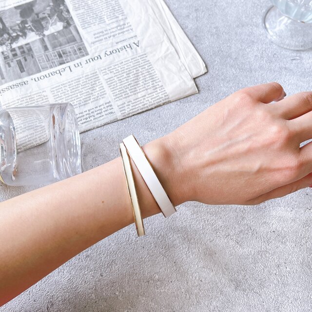 B132-ヴィンテージバングル 1980s Gold Tone White Enamel Paint Bangle | iichi 日々の暮らしを心地よくするハンドメイドやアンティークの ...