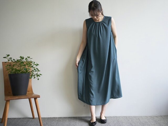 幾何柄のノースリーブワンピ・グリーン系 No.350 | iichi 日々の暮らしを心地よくするハンドメイドやアンティークのマーケットプレイス