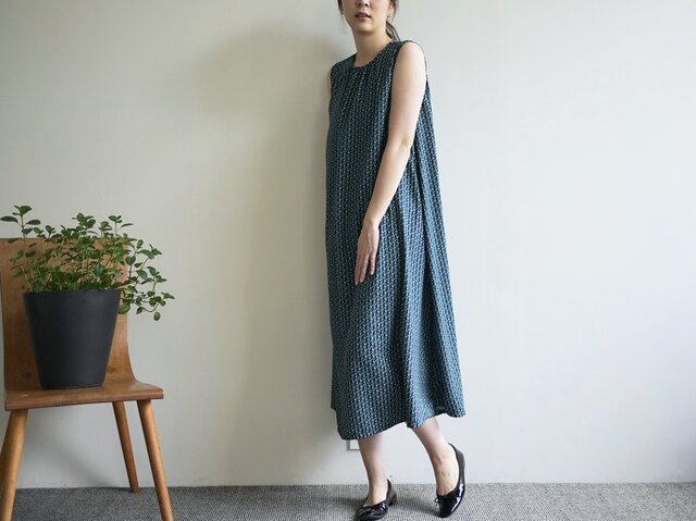 幾何柄のノースリーブワンピ・グリーン系 No.350 | iichi 日々の暮らしを心地よくするハンドメイドやアンティークのマーケットプレイス