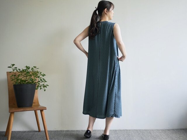 幾何柄のノースリーブワンピ・グリーン系 No.350 | iichi 日々の暮らしを心地よくするハンドメイドやアンティークのマーケットプレイス