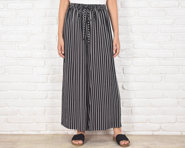 ブラックストライプのワイドパンツ キュロット ブラック 黒 ストライプ柄 | iichi 日々の暮らしを心地よくするハンドメイドやアンティークのマーケットプレイス