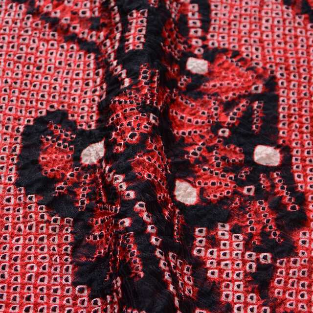 帯揚げスカーフ 端切れ 赤 絞り シルク100% 結びやすい美しいデザイン 高級感漂う和装アクセサリー 2 | iichi 日々の暮らしを心地よくするハンドメイドやアンティークのマーケットプレイス