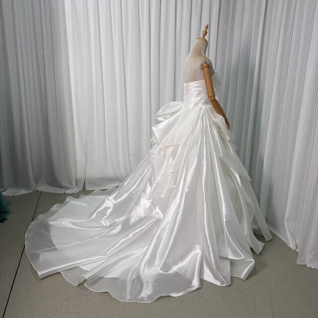 ウエディングドレス ベアトップ ラッフルフリル 高級イタリアサテン 光沢感 編み上げ 結婚式 | iichi 日々の暮らしを心地よくするハンドメイドやアンティークのマーケットプレイス