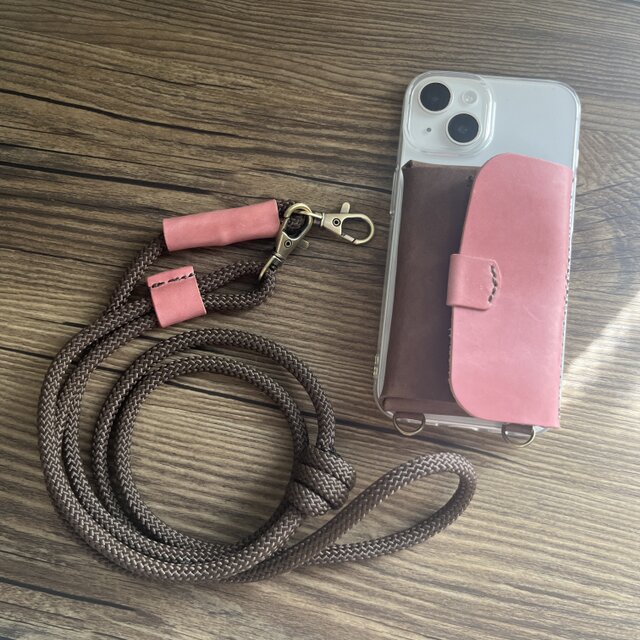 長さ調整可・本革カードポケット付スマホケース&ショルダー ブラウンxピンク iPhone,Xperia | iichi 日々の暮らしを心地よくするハンドメイドやアンティークのマーケットプレイス