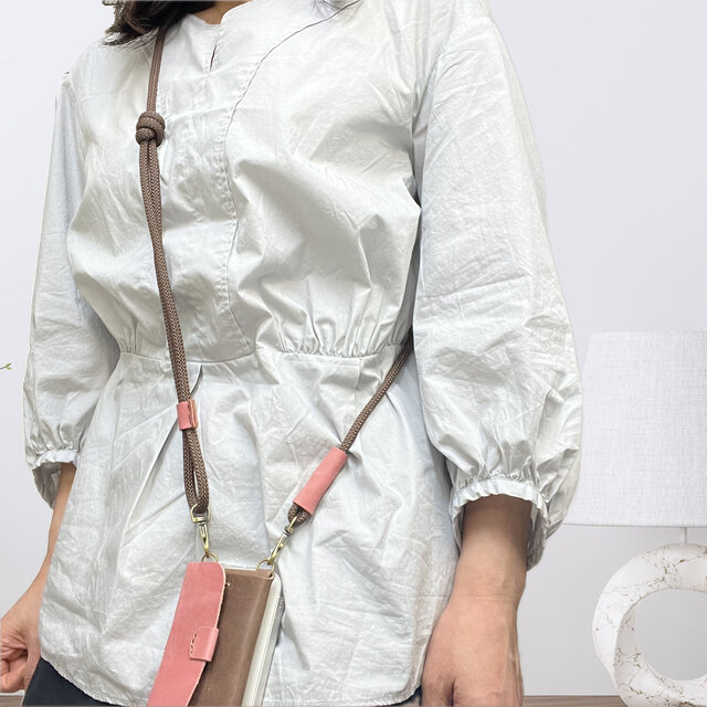 長さ調整可・本革カードポケット付スマホケース&ショルダー ブラウンxピンク iPhone,Xperia | iichi 日々の暮らしを心地よくするハンドメイドやアンティークのマーケットプレイス