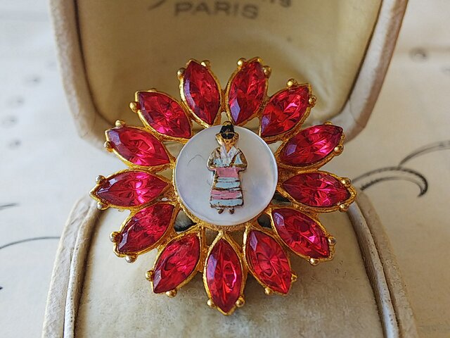 ヴィンテージ ウェールズの伝統衣装を着た女性／ピンクRhineストーンのブローチ | iichi 日々の暮らしを心地よくするハンドメイドやアンティークのマーケットプレイス