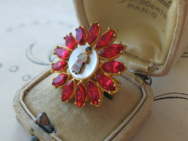 ヴィンテージ ウェールズの伝統衣装を着た女性／ピンクRhineストーンのブローチ | iichi 日々の暮らしを心地よくするハンドメイドやアンティークのマーケットプレイス