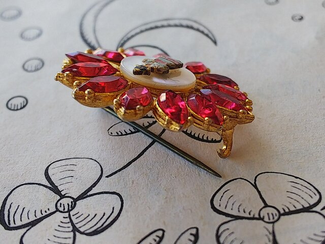 ヴィンテージ ウェールズの伝統衣装を着た女性／ピンクRhineストーンのブローチ | iichi 日々の暮らしを心地よくするハンドメイドやアンティークのマーケットプレイス