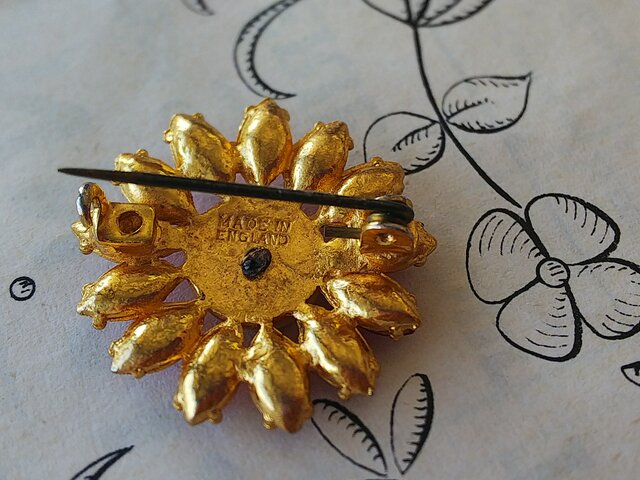 ヴィンテージ ウェールズの伝統衣装を着た女性／ピンクRhineストーンのブローチ | iichi 日々の暮らしを心地よくするハンドメイドやアンティークのマーケットプレイス