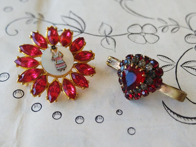 ヴィンテージ ウェールズの伝統衣装を着た女性／ピンクRhineストーンのブローチ | iichi 日々の暮らしを心地よくするハンドメイドやアンティークのマーケットプレイス