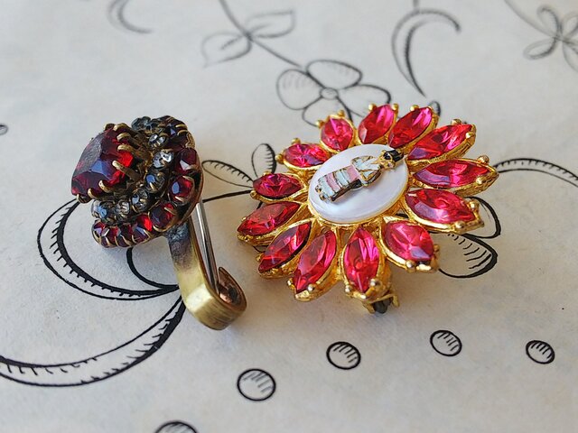 ヴィンテージ ウェールズの伝統衣装を着た女性／ピンクRhineストーンのブローチ | iichi 日々の暮らしを心地よくするハンドメイドやアンティークのマーケットプレイス