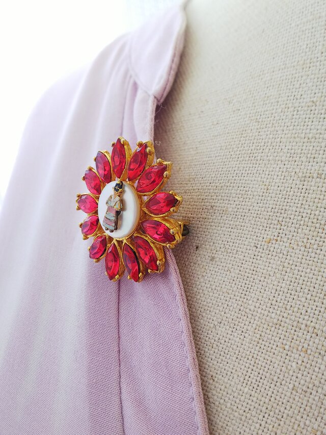 ヴィンテージ ウェールズの伝統衣装を着た女性／ピンクRhineストーンのブローチ | iichi 日々の暮らしを心地よくするハンドメイドやアンティークのマーケットプレイス