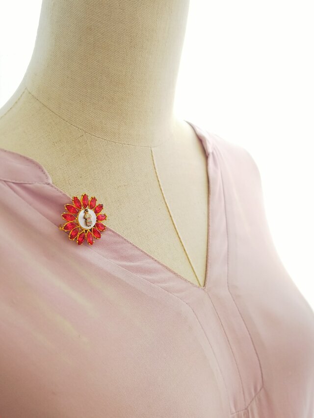 ヴィンテージ ウェールズの伝統衣装を着た女性／ピンクRhineストーンのブローチ | iichi 日々の暮らしを心地よくするハンドメイドやアンティークのマーケットプレイス