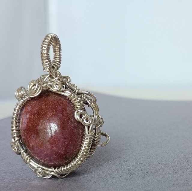 mineral pendant head（ルビー） | iichi 日々の暮らしを心地よくするハンドメイドやアンティークのマーケットプレイス