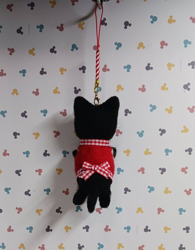 赤い服着た 黒猫 ストラップ 羊毛 | iichi 日々の暮らしを心地よくするハンドメイドやアンティークのマーケットプレイス