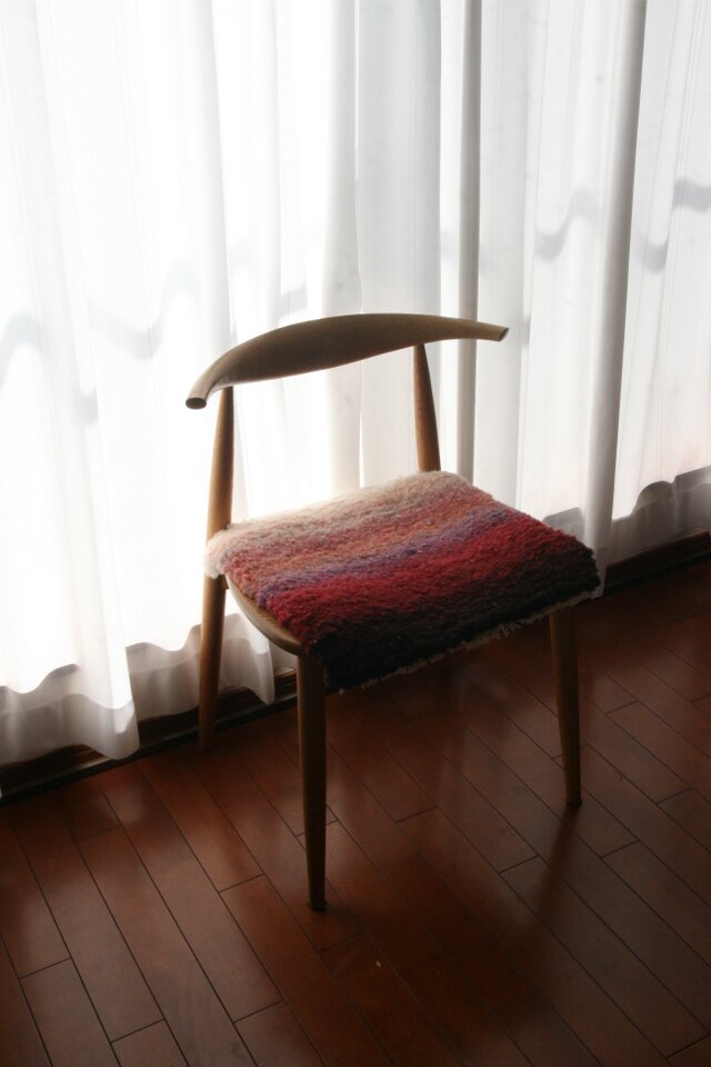 ノッティングチェアマット ホームスパン（手紡ぎ手織り）【cherry-1】 | iichi 日々の暮らしを心地よくするハンドメイドやアンティークのマーケットプレイス