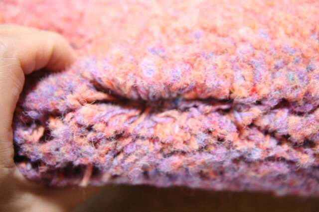 ノッティングチェアマット ホームスパン（手紡ぎ手織り）【cherry-1】 | iichi 日々の暮らしを心地よくするハンドメイドやアンティークのマーケットプレイス