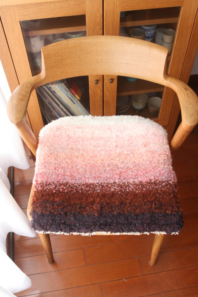 ノッティングチェアマット ホームスパン（手紡ぎ手織り）【cherry-2】 | iichi 日々の暮らしを心地よくするハンドメイドやアンティークのマーケットプレイス