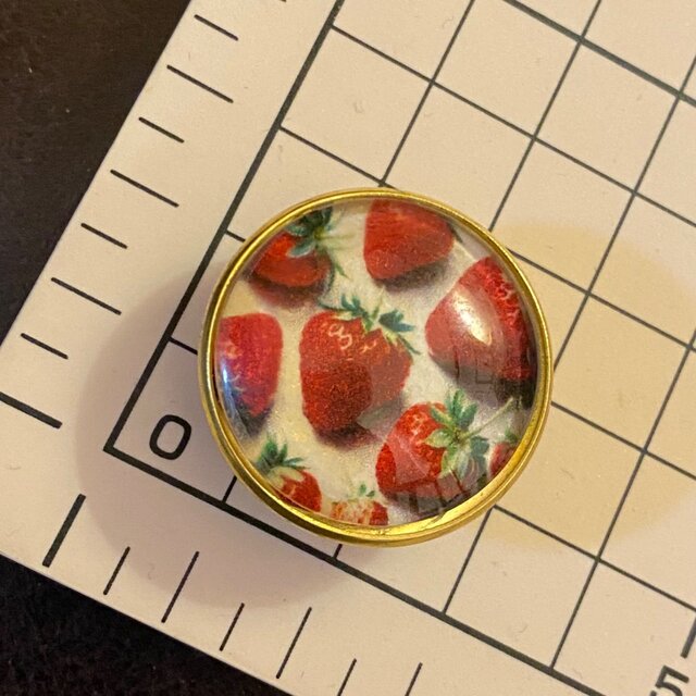 着物 ハンドメイド ガラス 帯留め｜和洋折衷のアクセントに オリジナルデザイン 真っ赤に実ったいちご GK-91 | iichi 日々の暮らしを心地よくするハンドメイドやアンティークの ...