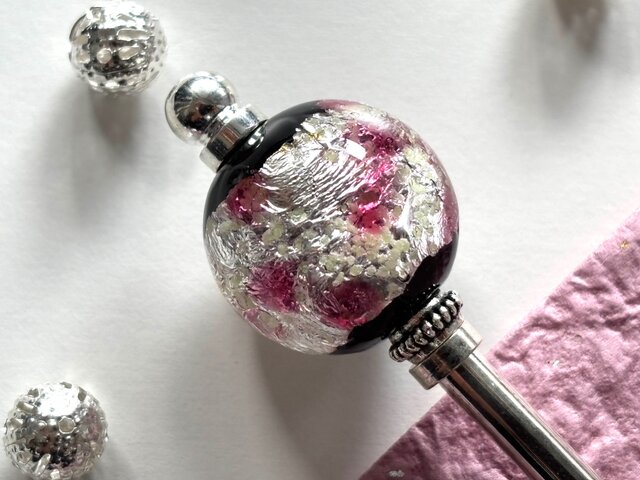 かんざし ピンクの水玉とシルバーホイールのとんぼ玉 桃色 一本挿し 一本簪 涼しげ トンボ玉 蜻蛉玉 | iichi 日々の暮らしを心地よくするハンドメイドやアンティークのマーケットプレイス