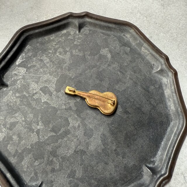 187 ヴィンテージ カンタービレ・モザイク – 花咲くギターブローチ | iichi 日々の暮らしを心地よくするハンドメイドやアンティークのマーケットプレイス