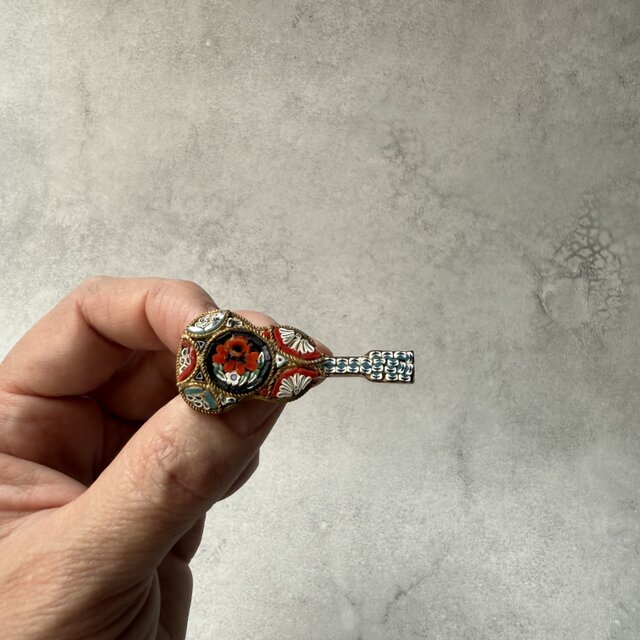 187 ヴィンテージ カンタービレ・モザイク – 花咲くギターブローチ | iichi 日々の暮らしを心地よくするハンドメイドやアンティークのマーケットプレイス