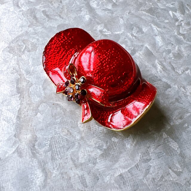 SC132-ヴィンテージブローチ U.S.A. Red enamel paint with rhinestones hat | iichi 日々の暮らしを心地よくするハンドメイドやアンティーク ...