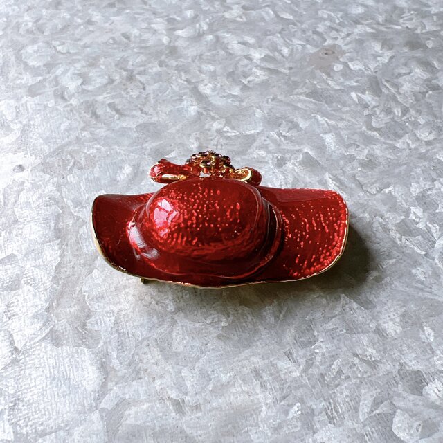 SC132-ヴィンテージブローチ U.S.A. Red enamel paint with rhinestones hat | iichi 日々の暮らしを心地よくするハンドメイドやアンティーク ...