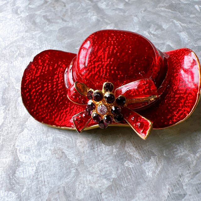 SC132-ヴィンテージブローチ U.S.A. Red enamel paint with rhinestones hat | iichi 日々の暮らしを心地よくするハンドメイドやアンティーク ...