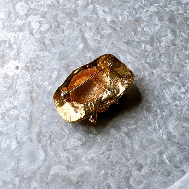 SC132-ヴィンテージブローチ U.S.A. Red enamel paint with rhinestones hat | iichi 日々の暮らしを心地よくするハンドメイドやアンティーク ...