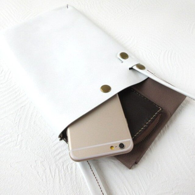 《牛革》2WAY～スリムサコッシュ・ホワイト・ソフトスムースレザー・016 | iichi 日々の暮らしを心地よくするハンドメイドやアンティークのマーケットプレイス