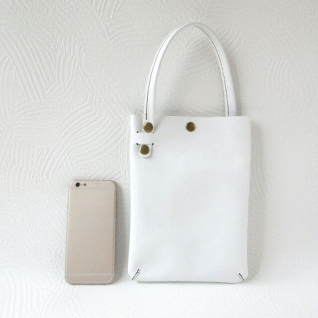 《牛革》2WAY～スリムサコッシュ・ホワイト・ソフトスムースレザー・016 | iichi 日々の暮らしを心地よくするハンドメイドやアンティークのマーケットプレイス