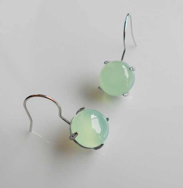 アップルグリーンカルセドニーのラウンドカポションピアス | iichi 日々の暮らしを心地よくするハンドメイドやアンティークのマーケットプレイス