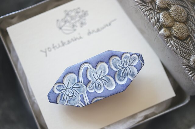 陶土の草花ブローチ : : : 1360 | iichi 日々の暮らしを心地よくするハンドメイドやアンティークのマーケットプレイス