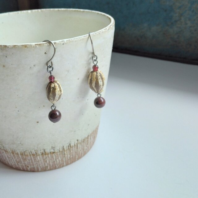 陶土オリジナルビーズと【ヌーマイトインガーネット】＊＊＊ピアス／イヤリング＊＊＊ | iichi 日々の暮らしを心地よくするハンドメイドやアンティークのマーケットプレイス