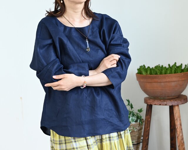 【NEW】出番の多いアイテム♪シンプリーリネンブラウス：紺：長袖 | iichi 日々の暮らしを心地よくするハンドメイドやアンティークのマーケットプレイス