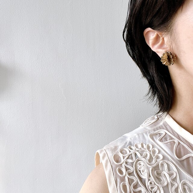 Y1107-ヴィンテージイヤリング U.S.A. 1960s Gold Tone Ribbed Flowers Earrings | iichi 日々の暮らしを心地よくするハンドメイドや ...
