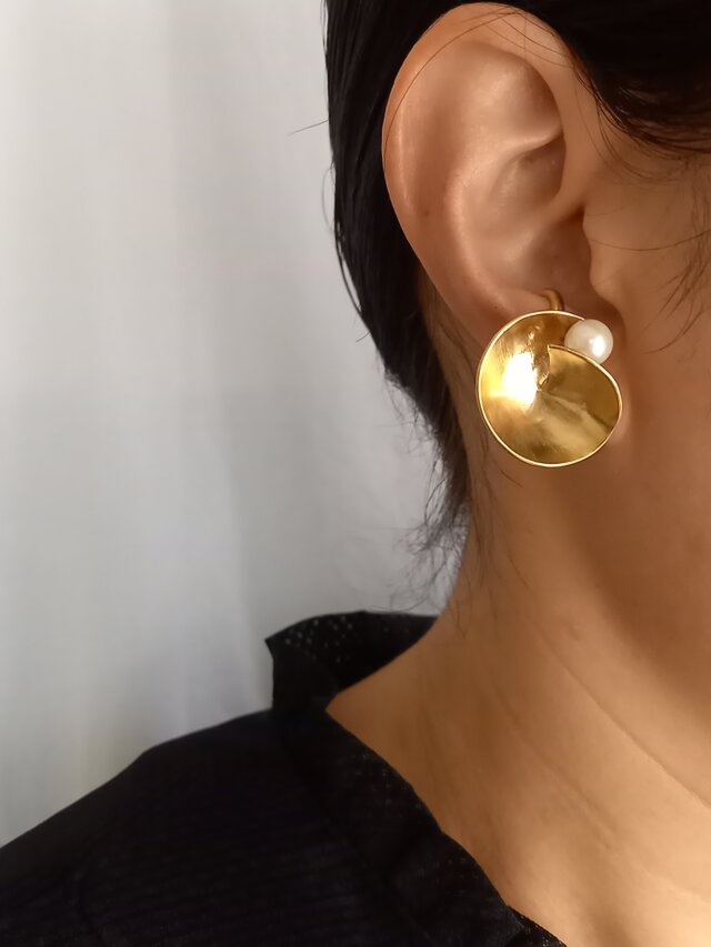 Utoka ☆ 真鍮 circle イヤーカフ | iichi 日々の暮らしを心地よくするハンドメイドやアンティークのマーケットプレイス