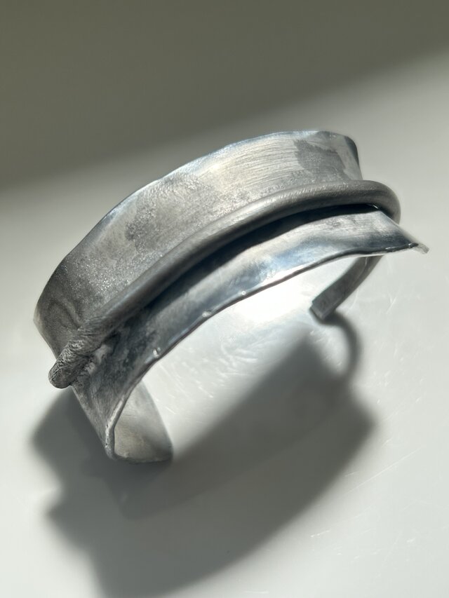 バングル「Rugged」 | iichi 日々の暮らしを心地よくするハンドメイドやアンティークのマーケットプレイス