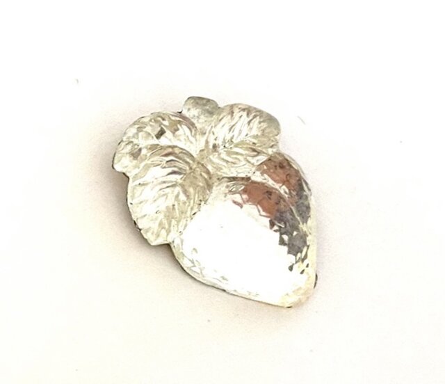 いちご（苺 西ドイツ製 1940年代 ビンテージ ピンブローチ】フルーツ イチゴ | iichi 日々の暮らしを心地よくするハンドメイドやアンティークのマーケットプレイス