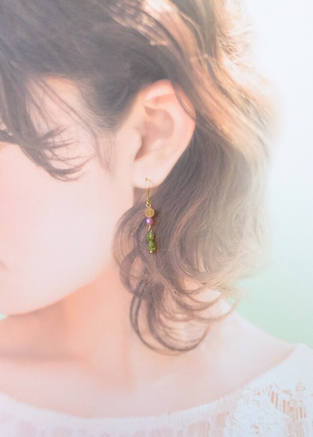 G65【8月の誕生石ペリドット】春の余韻～若葉のピアス（パーツ変更可能） | iichi 日々の暮らしを心地よくするハンドメイドやアンティークのマーケットプレイス