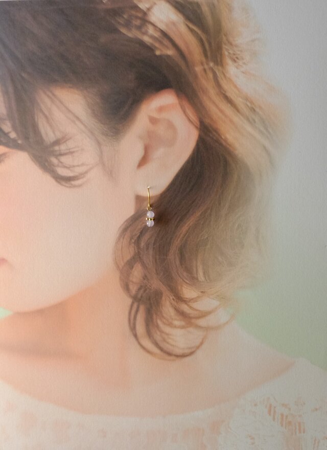 G74【SALE】淡いパープルカルセドニーのサンドイッチ プチピアス（パーツ変更可能） | iichi 日々の暮らしを心地よくするハンドメイドやアンティークのマーケットプレイス