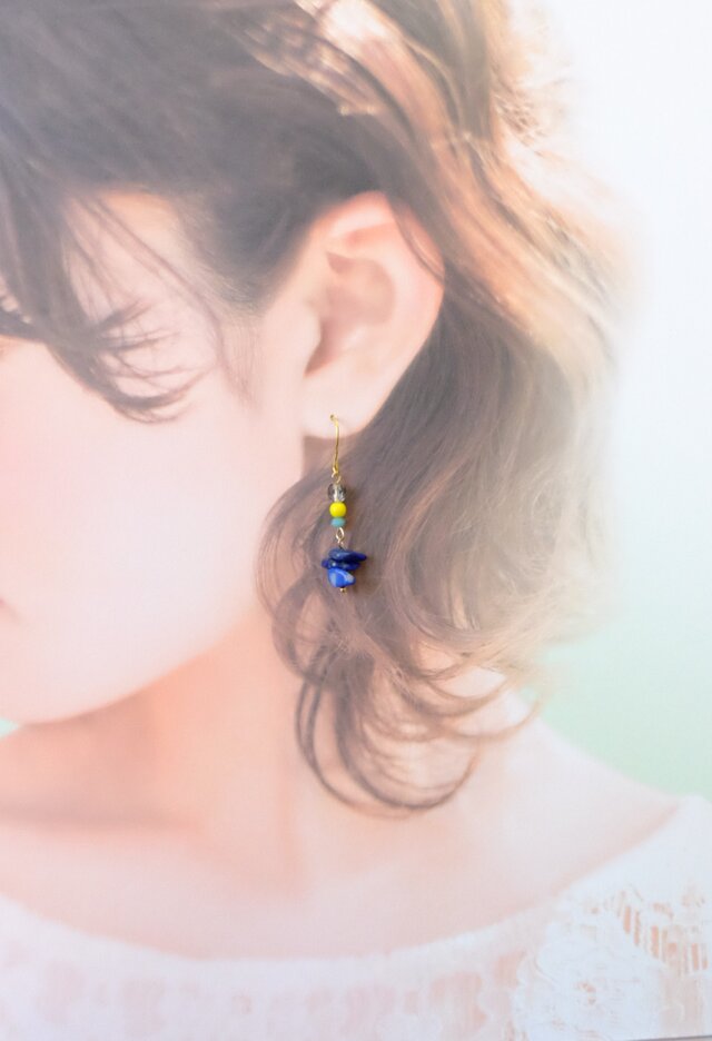 G40【12月の誕生石 ラピスラズリ】のカジュアルデニムピアス（パーツ変更可能） | iichi 日々の暮らしを心地よくするハンドメイドやアンティークのマーケットプレイス