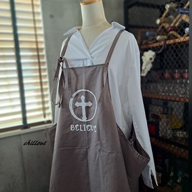 【背中がかわいい】エプロンドレス：チャコール：BILIEVE【0691】 | iichi 日々の暮らしを心地よくするハンドメイドやアンティークのマーケットプレイス