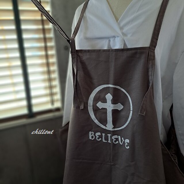 【背中がかわいい】エプロンドレス：チャコール：BILIEVE【0691】 | iichi 日々の暮らしを心地よくするハンドメイドやアンティークのマーケットプレイス